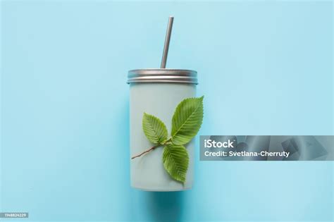 재사용 가능한 항아리의 평면도는 금속 뚜껑과 여름 음료를 위한 빨 대가 있습니다 재사용 가능한 응용 프로그램 개별 사용 지구를 저장 합니다 폐기물 제로 재사용 가능에 대한