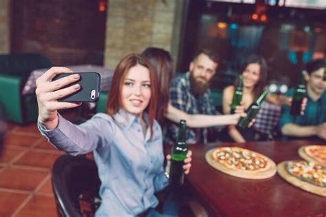Premium Photo Use Mobile Phone Selfie Photo Group Friends