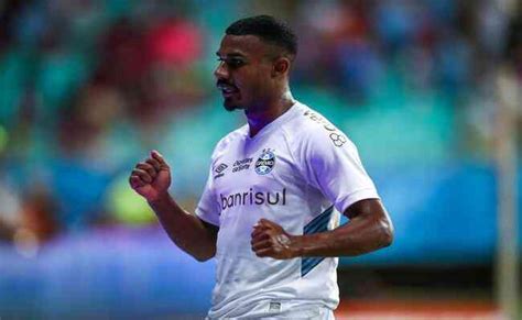 Jovem Destaque Do Grêmio Interessa A Clubes Do Exterior E Recebe