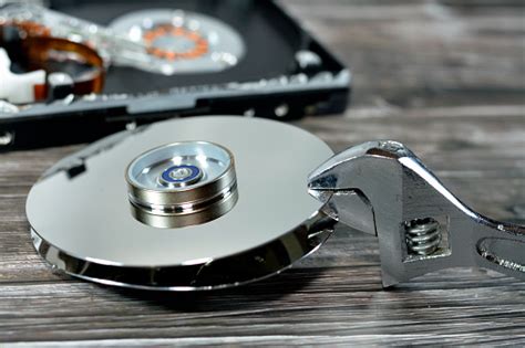 조정 가능한 스패너 렌치와 Hdd 플래터 하드 디스크 드라이브 분해 손상된 구성 요소 컴퓨터 유지 보수 복구 데이터 지우기