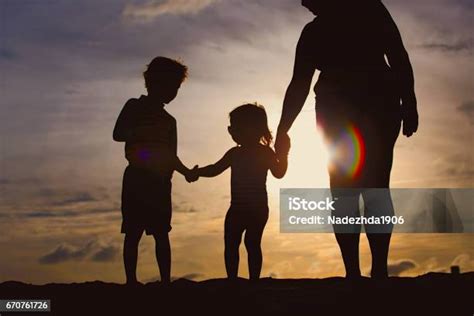 아이들과 함께 하는 가족의 실루엣이 일몰 해변에서 걷습니다 가족에 대한 스톡 사진 및 기타 이미지 가족 건강한 생활방식