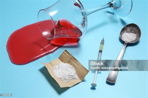 텍스트에 대한 빈 공간과 색상 배경에 종이와 장비에 코카인 코카인 파티에서 배경 건강에 좋지 않은 음식에 대한 스톡 사진 및