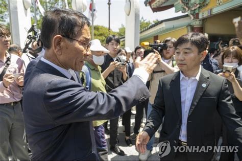 5·18 묘지 앞에서 광주시장·5월 단체 갈등 표출 파이낸셜뉴스