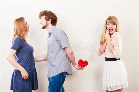 Mujeres Traicionadas Hombre Hermoso Imagen De Archivo Imagen De