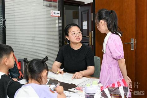 江苏无锡：暑期“七彩公益安心托班”开班 人民图片网