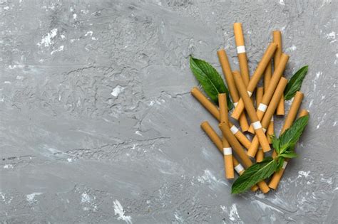 Cigarros Mentolados E Folhas Frescas De Menta Em Fundo Colorido Muitos Cigarros Empilhados
