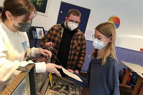 Der Projektkurs Kunst präsentiert seine Museumskoffer