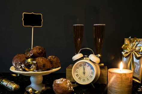 전통적인 Oliebollen 기름만 두 또는 네덜란드 새 해 이브에 대 한 쓸데 현재 와 시계 촛불과 샴페인 0명에 대한 스톡