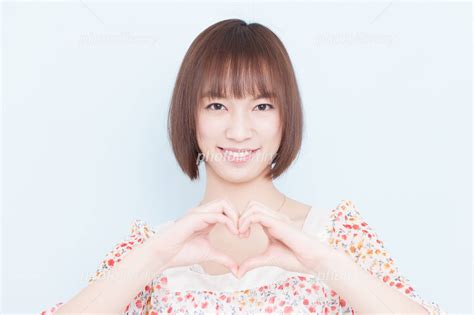 手でハートを作る女性 写真素材 2384115 フォトライブラリー Photolibrary