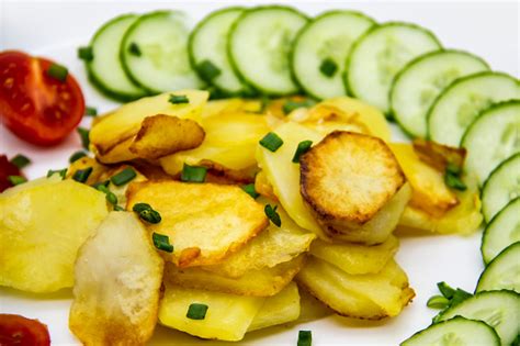 신선한 오이 체리 토마토 소스를 곁들인 홈메이드 감자 튀김 배경에 대한 야채와 맛있는 우크라이나어 튀긴 감자 점심으로 요리 된 맛있는 식사 0명에 대한 스톡 사진 및 기타