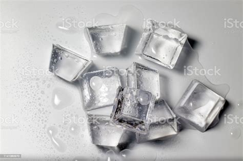透明な氷の立方体は白い背景に溶けた しずくのストックフォトや画像を多数ご用意 しずく しぶきを上げる カットアウト Istock
