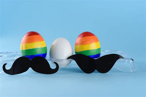 무지개 Lgbt 국기 색상과 콧수염과 흰 아기 달걀 두 계란 0명에 대한 스톡 사진 및 기타 이미지 0명 Lgbtqia