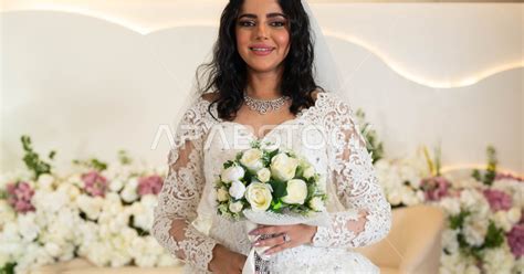النظر إلى الكاميرا بإيماءات الفرح والسرور مراسم الأعراس والزواج في