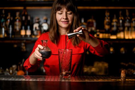 유리 스탠드 에 바 과 여자 바텐더 는 그것에 지거에서 음료를 부어 30 39세에 대한 스톡 사진 및 기타 이미지 30 39세 강철 결정체 Istock