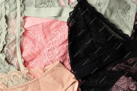 Hermoso Conjunto De Ropa Interior De Mujer Sobre Fondo Rosa Foto Premium