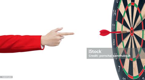다트 보드를 가리키는 사업가 손 과녁 중앙에 다트가 있습니다 사업 개념입니다 과녁 성공 가리키기에 대한 스톡 사진 및 기타 이미지 Istock
