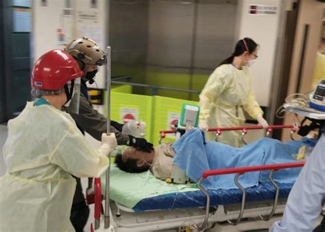 遊艇商人玩滑翔傘墜落浪茄灣海面 直升機救起送院不治｜即時新聞｜港澳｜oncc東網