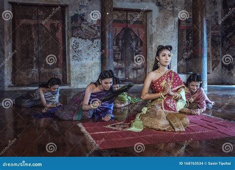 Linda Garota Tailandesa Com O Traje Tradicional Tailandês Foto De Stock