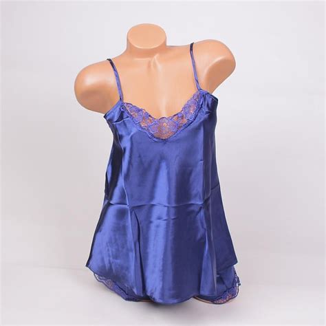 Тъмно синя сатенена дамска пижама с дантела