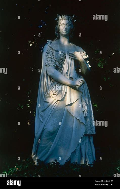 Estatua De Maria Luisa De Parma 1751 1819 Situada En Los Jardines Del