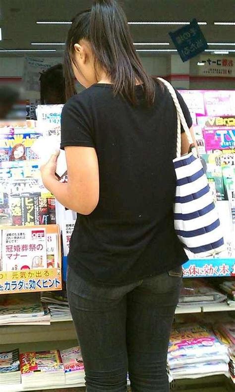 ズボンを履いてるけどショーツが浮いてるムチムチエロスなお姉さんの浮きパンエロ画像 No 2 デニム ファッション 黒スキニー レディース