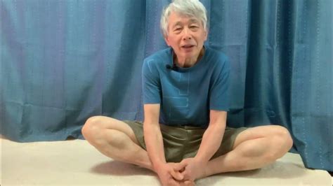 第32回70歳からの筋トレ＆ストレッチ。両足合せ前屈で膝関節、股関節、腰、大殿筋を伸ばすストレッチ。筋トレは、自転車ゴムチューブを使って上腕二