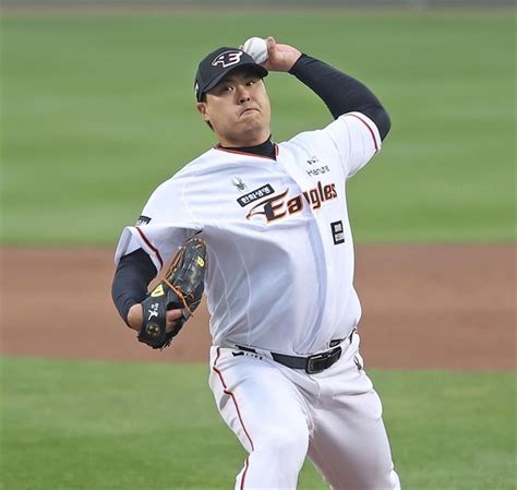 30일 Ssg전 6이닝 2실점으로 호투한 류현진 오마이포토