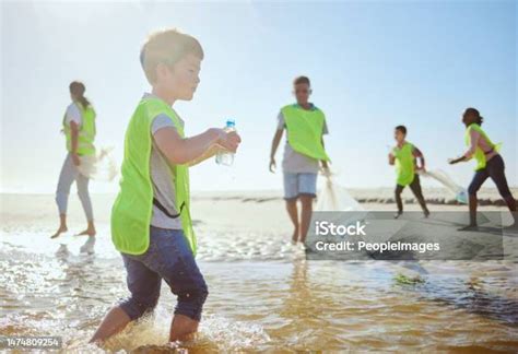플라스틱 재활용 어린이 및 해변 청소는 친환경 지속 가능성 팀워크 및 지구 보존을 위한 것입니다 폐기물 재활용 프로젝트 청소년 팀 활동 및 해양 오염 정화를위한 바다에서의