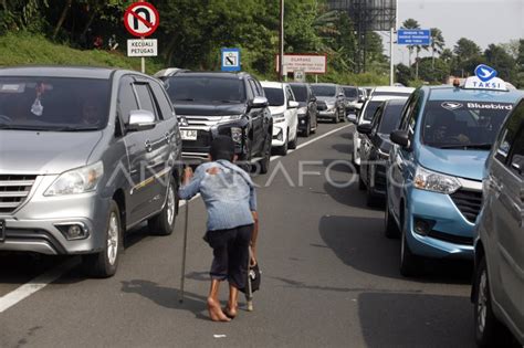 KEPADATAN JALUR PUNCAK SAAT LIBUR PANJANG ANTARA Foto