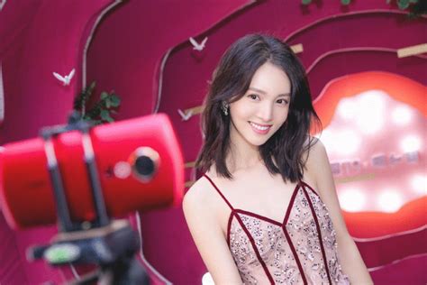 明明一丝不漏金晨的“隐形裙”有多美 小心脏却小鹿乱撞金晨裙子服装新浪新闻