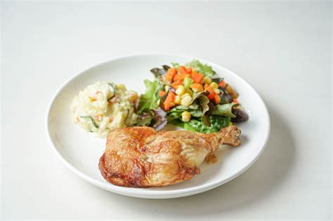 흰 배경에 야채와 샐러드 감자와 맛있는 구운 치킨 다리 스테이크의 접시 감자 요리에 대한 스톡 사진 및 기타 이미지 감자