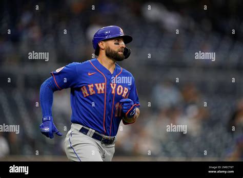 New York Mets Kevin Pillar During The First Inning Of A Baseball Game