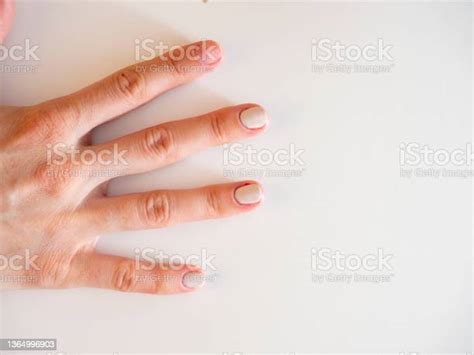 흰색 배경에 부분적으로 그려진 손톱을 가진 여자의 손 매니큐어의 개념 미용 술 디자인에 대한 스톡 사진 및 기타 이미지