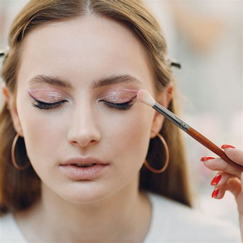 How To Apply Makeup On Eyes