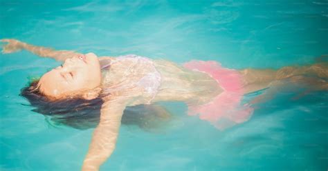 그냥 긴장을 풀고 즐기십시오 수영장에서 수영하는 어린 소녀 사진 Unsplash의 아이 수영 이미지