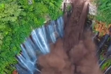 Curah Hujan Tinggi Banjir Terjadi Terjang Air Terjun Tumpak Sewu
