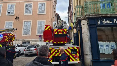 Intervention Délicate Pour Les Pompiers Un Feu En Plein Centre Ville
