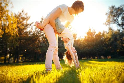 Mutter Mit Tochter Im Holz Stockbild Bild Von Leute
