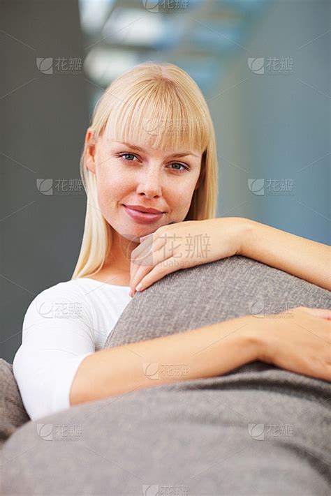 放松，年轻女子拿着垫子