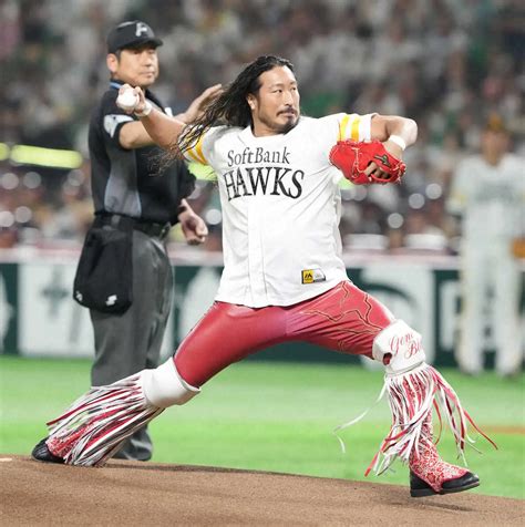 ＜ソ・西5＞始球式する新日本プロレスの辻陽太（撮影・岡田 丈靖） スポニチ Sponichi Annex 野球