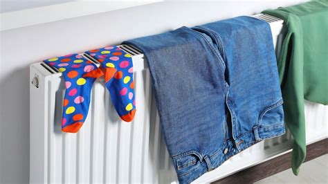 Asciugare i vestiti sui termosifoni è un errore ecco perché non dovresti farlo