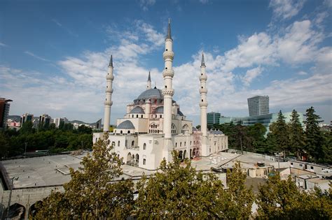 Foto Xhamia e re e Namazgjasë duket kështu nga brenda Aktualitet
