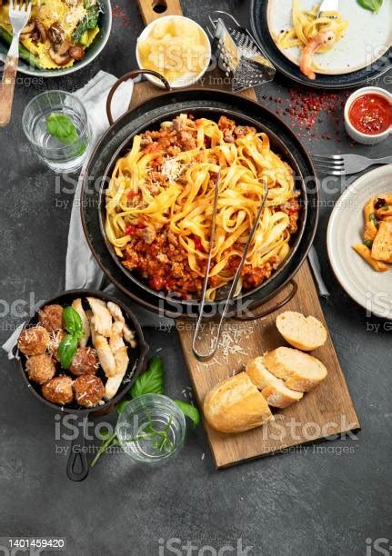 어두운 배경에서 저녁 식사를위한 전통적인 소스와 함께 이탈리아 파스타의 구색 수제 음식 개념 건강한 생활방식에 대한 스톡 사진