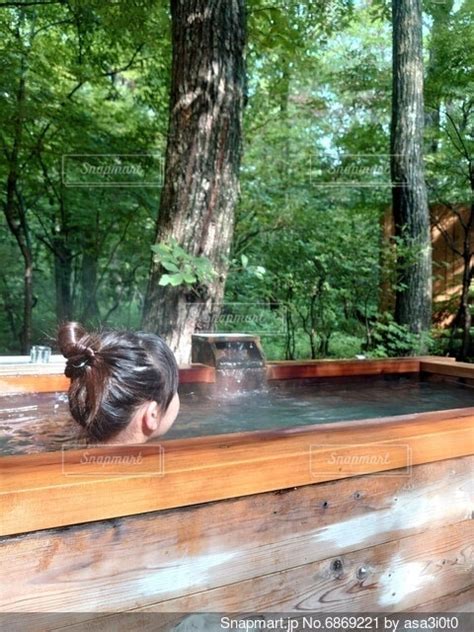 露天風呂に入る女の子の写真・画像素材 6869221 Snapmart（スナップマート）