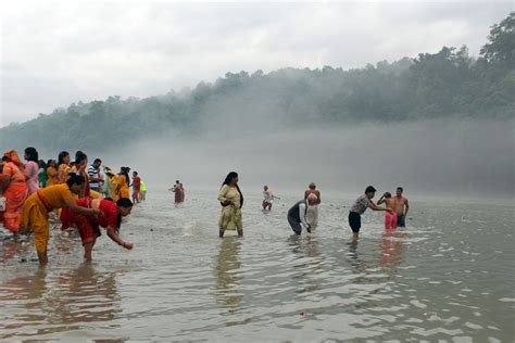 देवघाटधाममा आज स्नान गर्नेको भीड भोलिदेखि मलमास सुरु हुने भएकाले बोलबम