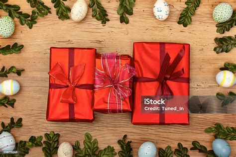 Dekorasi Paskah Hadiah Merah Di Kayu Foto Stok Unduh Gambar Sekarang
