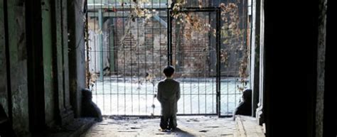 Varsavia Installazione Choc Di Cattelan Nel Ghetto Hitler In