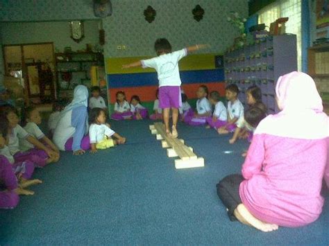 BERMAIN SAMBIL MELATIH FISIK MOTORIK KESEIMBANGAN ANAK USIA DINI ANAK