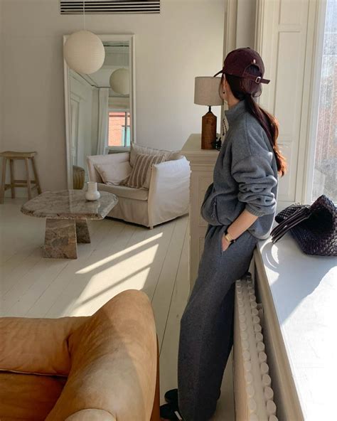 트렌디어패럴 지금부터 봄까지 쭉 즐기기 좋은 메이드 스트라이프 핀턱 슬랙스입니다 🩶🤍 스트라이프 패턴과 핀턱 디테일로 시크한 무드를 느껴보실 수 있어요 편안하고