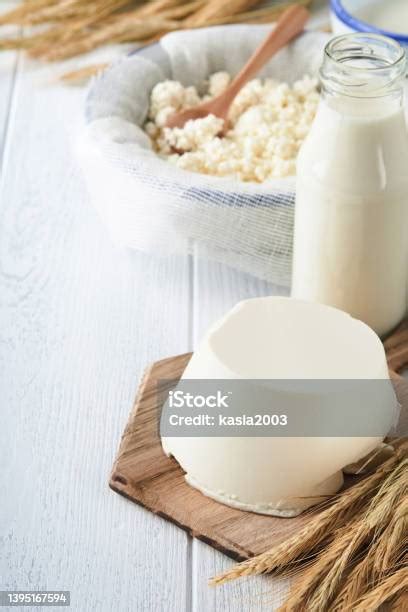 Shavuot 유대인 휴일 축하 우유와 치즈 잘 익은 밀과 과일 흰색 나무 배경에 크림 흰색 나무 배경 위에 유제품 샤부엣 개념